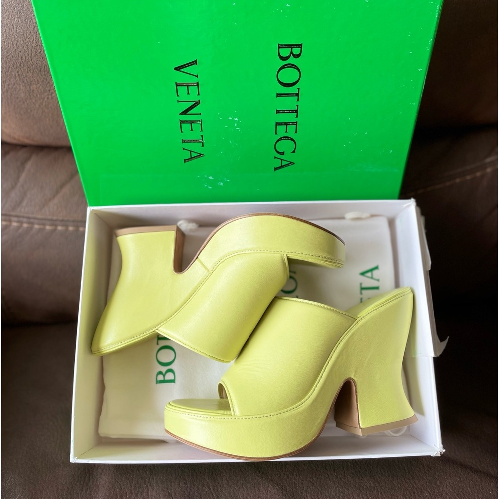 Bottega Veneta Block Heel Nappa Leather Platform Mules - Gem